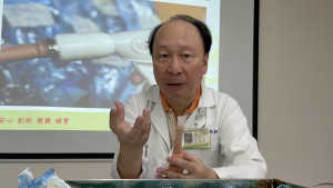 朱朗軒主任說明患者到院時，龜頭因為被包皮束住血腫就醫的狀況。