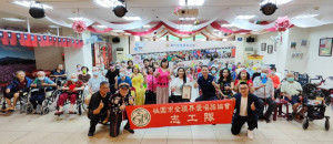 鍾翔宇副主任與住民聆賞全視界愛唱族協會動人樂章。