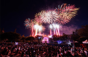 六福村限定《光之祭典》高空煙火秀，每逢週末晚間盛大登場。
