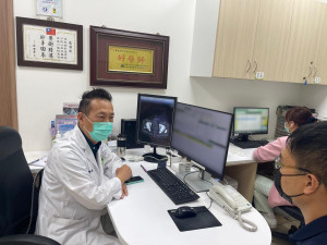 雲林基督教醫院泌尿科主任吳盛川醫師向民眾衛教攝護腺癌的保健知識。（示意圖非當事人）