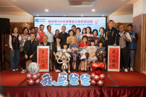 模範父親表揚，許縣長也和與會者拍照留念。（縣府提供）
